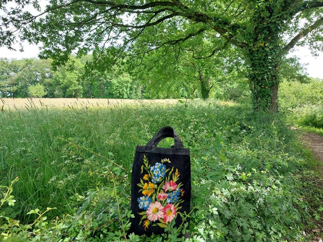 Tasje zwart met bloemen – T w e e d e h a n d s w e r k